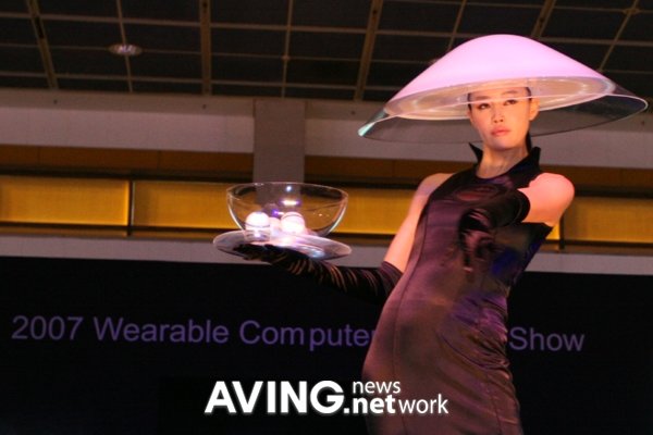 [Wearable Computer Fashion Show] 'Light Hat' and marble PCs - Global ...
